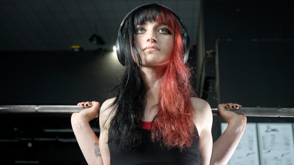 Ipswich world champion powerlifter says sport 'saved' her life - BBC News