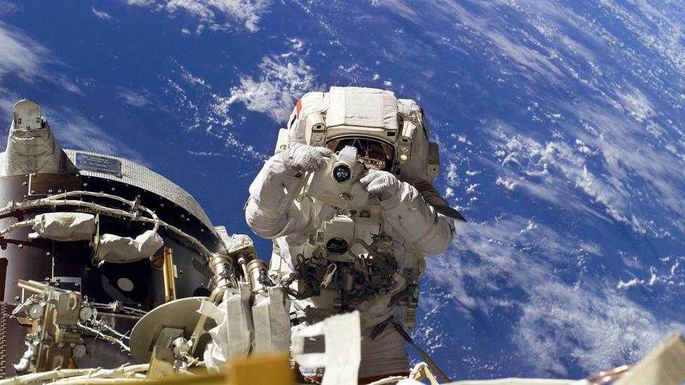 Nasa says astronauts can take smartphones into space - BBC Newsround