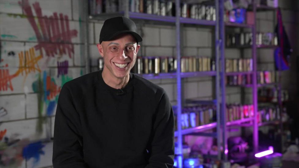 Poole underpass mural designed to 'inspire positivity' - BBC News