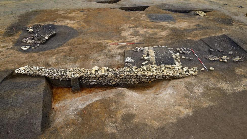 West Deeping archaeological dig unearths 6,000 years of history - BBC News