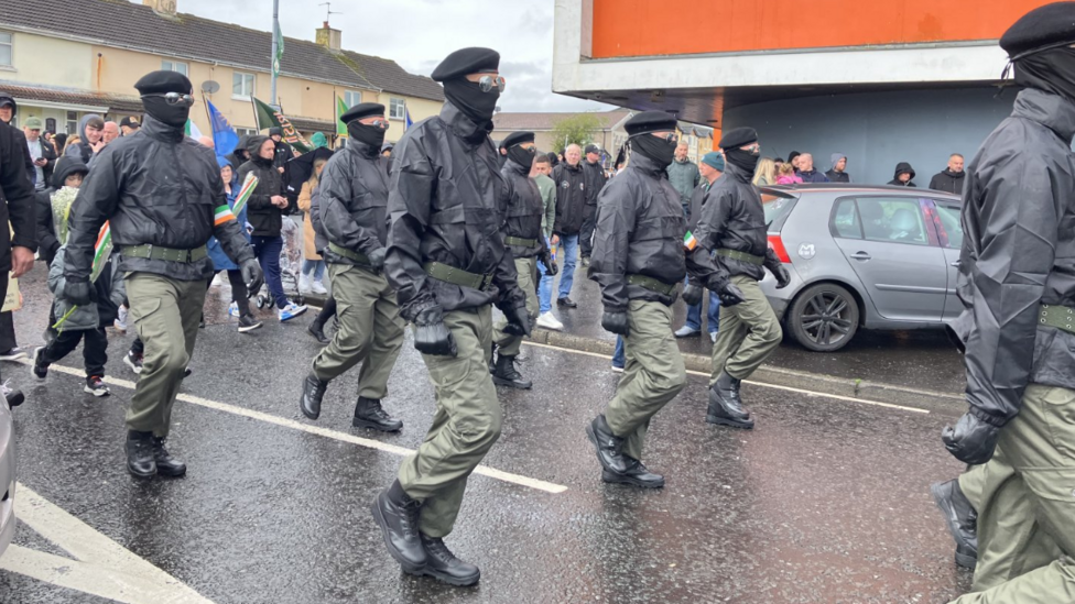 Londonderry: Petrol bombers attack police monitoring parade - BBC News