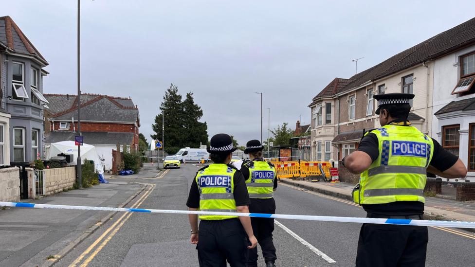 Police get more time to question Swindon murder suspect - BBC News