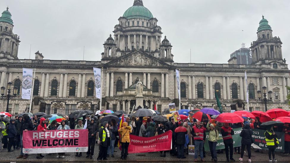 Belfast: Anti-racism rally held after days of violence - BBC News