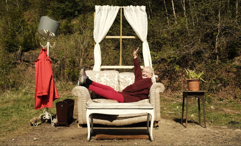 Fly-tipped sofa becomes unlikely local attraction - BBC News