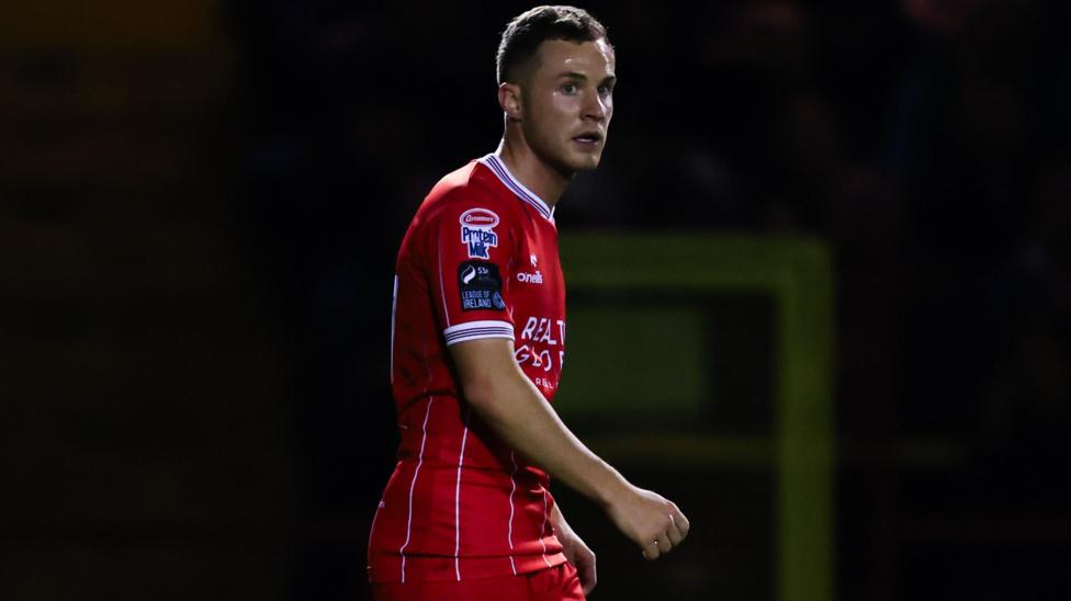 Irish Premiership: Glentoran sign Scottish midfielder Liam Burt - BBC Sport