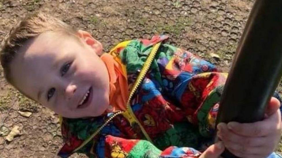 Tributes as mum of Worcestershire crash victim Leo Painter dies - BBC News