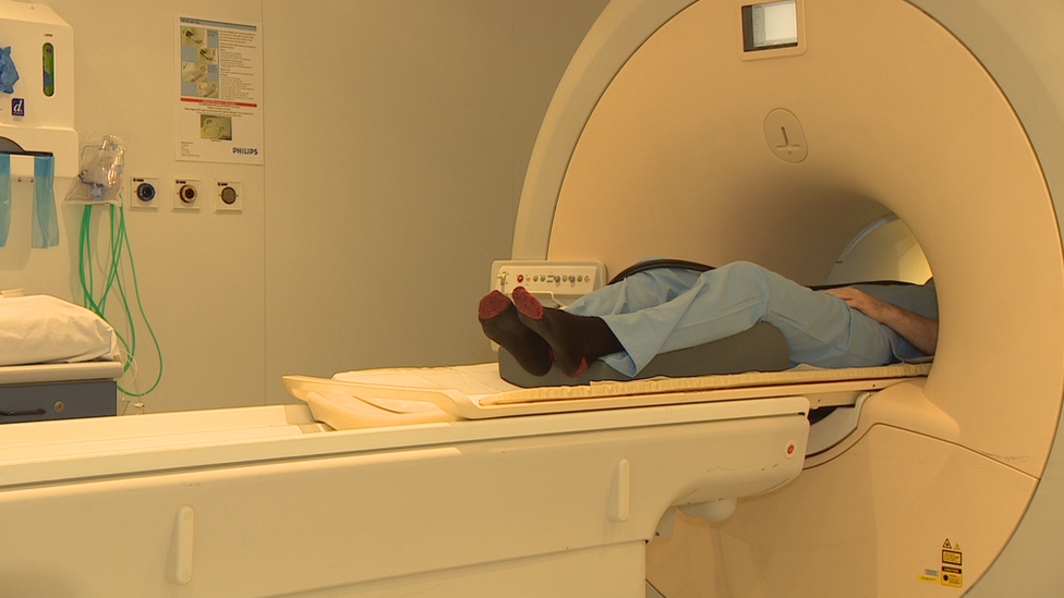 MRI scanner inventor honoured with Northampton plaque - BBC News