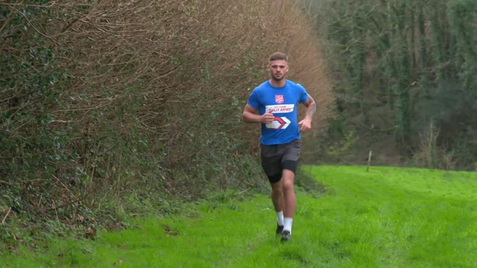 Teenager takes on 450km Christmas run for Salvation Army - BBC News