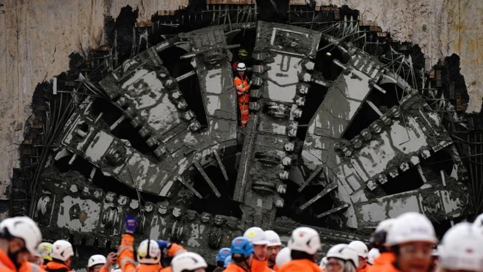 HS2 tunnelling machine completes journey under Chiltern Hills - BBC News