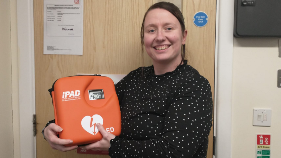 Sister's death inspired defibrillator fundraiser in Yeovil - BBC News