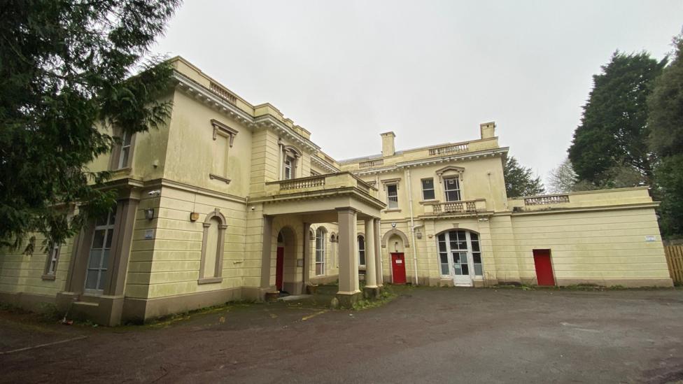 Plymouth City Council puts historic mansion up for auction - BBC News