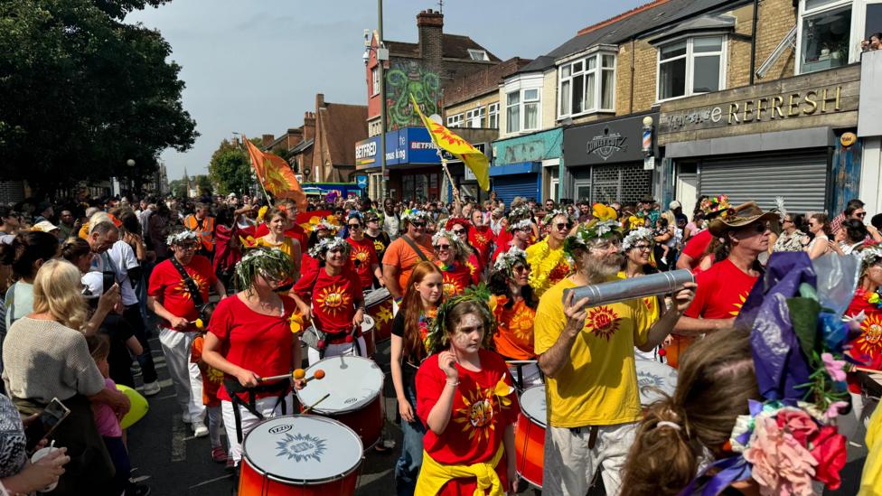 In pictures: Cowley Road Carnival returns to Oxford - BBC News