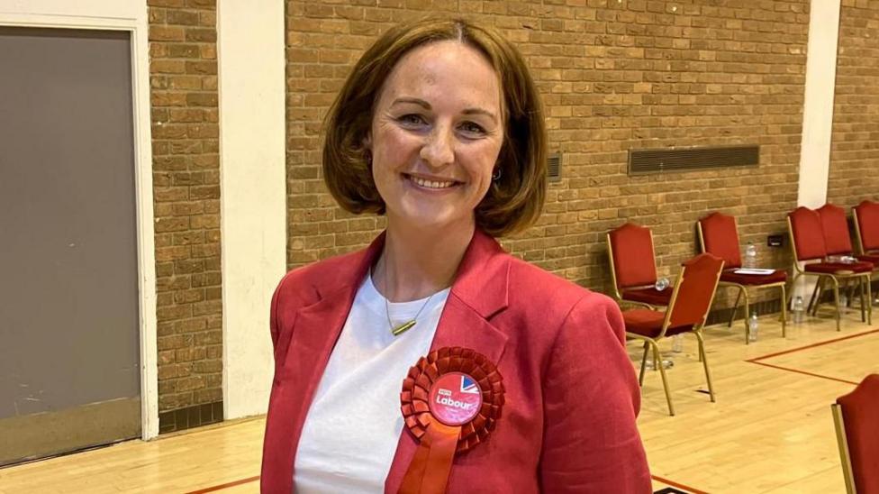 Conservatives lose all but one seat on Teesside - BBC News