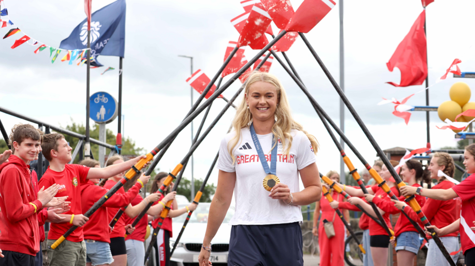 Coleraine: Olympian Hannah Scott welcomed home - BBC News