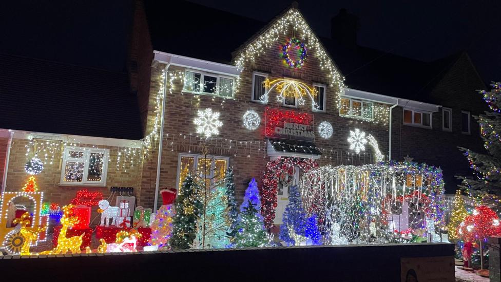 In Pictures: Christmas lights and festive scenes sparkle in the South - BBC