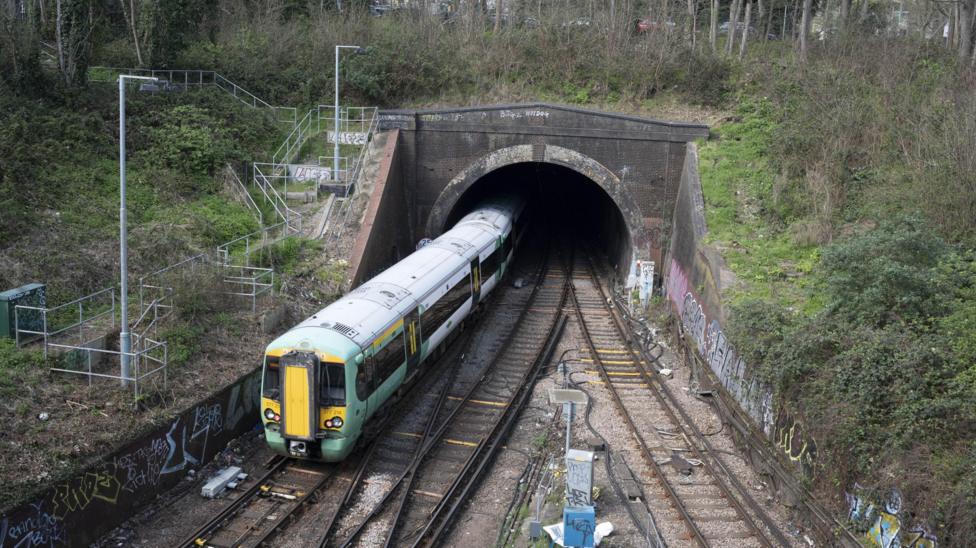 Train disruption to last nine days in south London for upgrades - BBC News