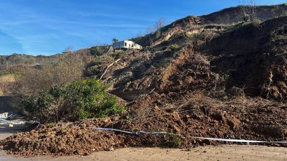 Landslide at Nefyn beach forces visitors to stay away - BBC News