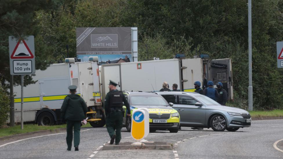 Craigavon: Residents return home as security alerts end - BBC News