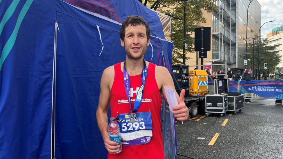 Thousands take part in Sheffield 10k run - BBC News