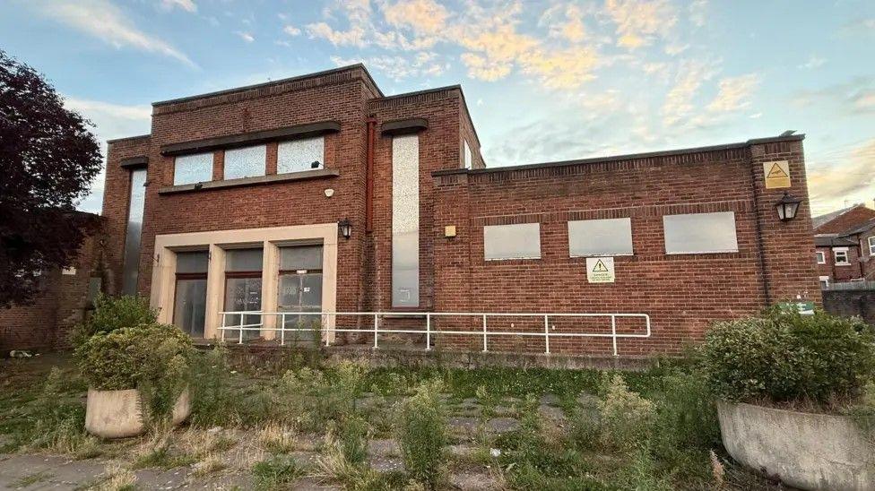 Derelict pool facing uncertain future in Crewe - BBC News