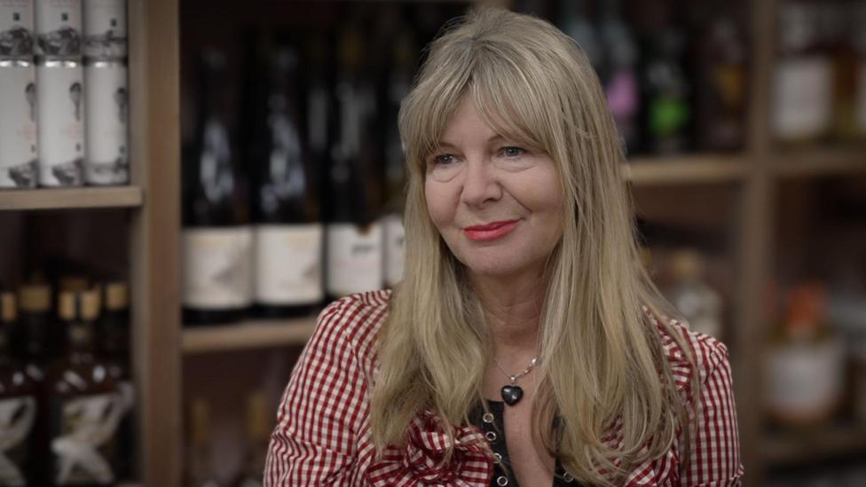 The Sober Diaries: Socialising without alcohol - BBC News