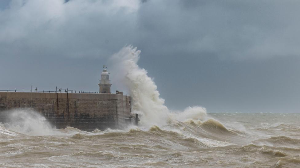 Storm Ashley: UK to be hit by strong winds and rain on Sunday - BBC Weather