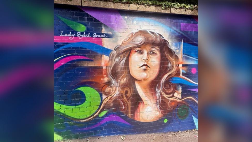 Epsom: Girlguiding group works with street artists on mural - BBC News