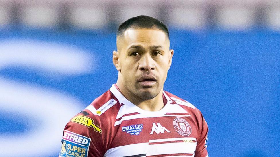 Captain Farrell signs new Wigan deal as Isa retires - BBC Sport