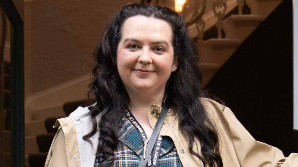 'Playing an autistic character helped me unmask myself' - BBC News