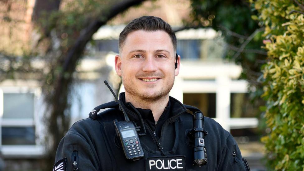 Thames Valley Police officer who pulled man from M40 honoured - BBC News