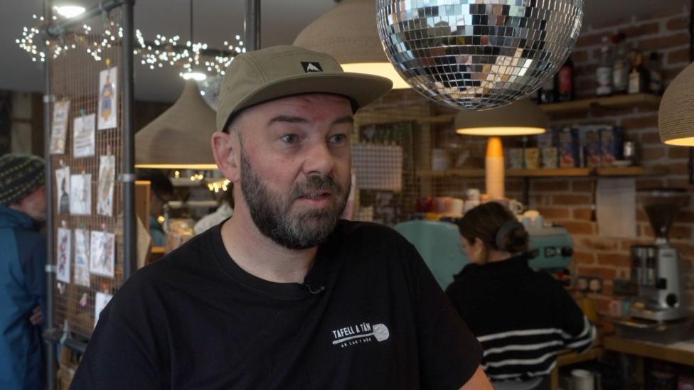 Busnesau yn poeni am gostau a'r tywydd ond 'yn croesawu pob her' - BBC ...