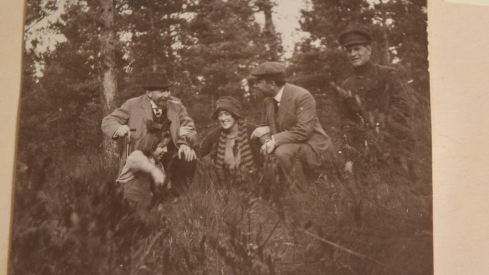 Unseen photos of Churchill's 'spy' cousin sell for £8,000 - BBC News