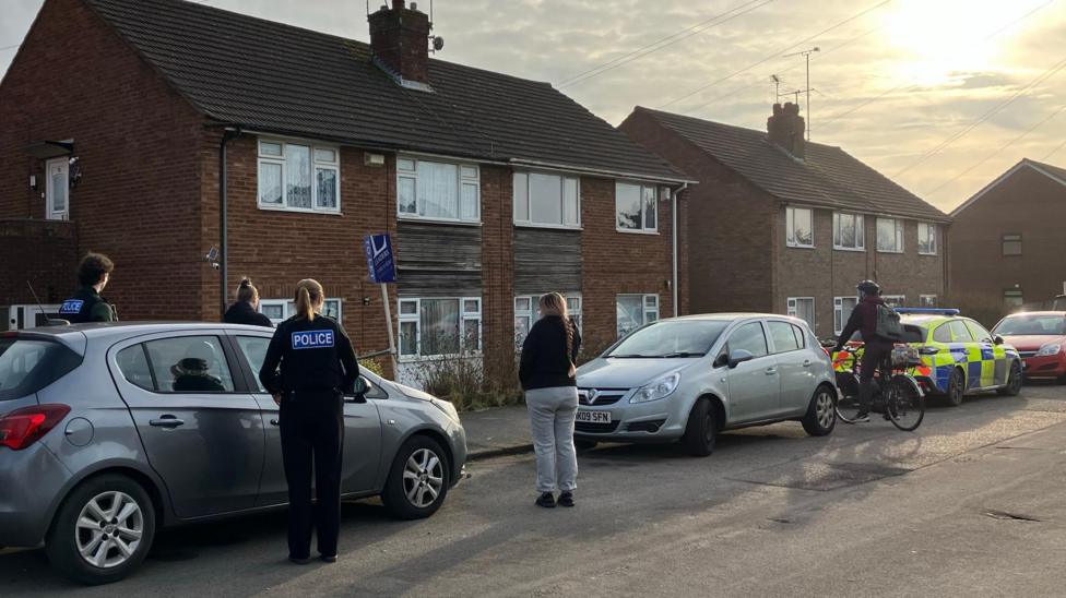 Luton murder case police search for 25-year-old man - BBC News
