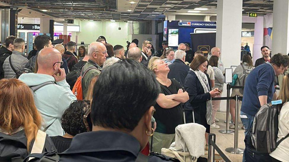 Birmingham Airport security staff needed as passengers delayed - BBC News