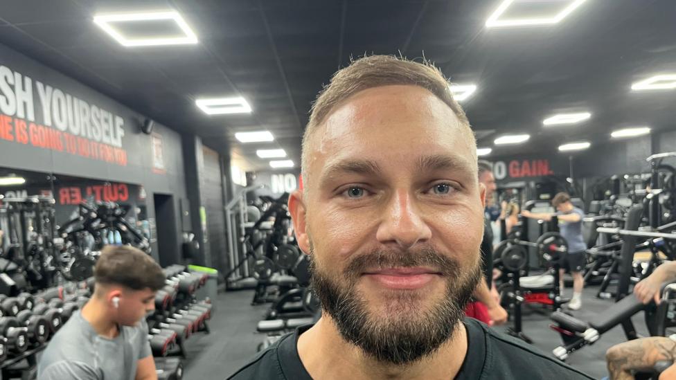Wisbech father's bodybuilding journey proves to be a YouTube hit - BBC News
