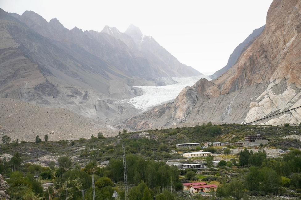 How Pakistan's melting glaciers destroy mountain villages - BBC News
