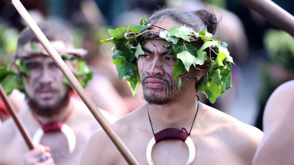 New Zealand parliament brought to a halt by haka - BBC Newsround