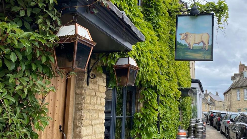 'Comfortably familiar' Stone pub named best in Britain - BBC News