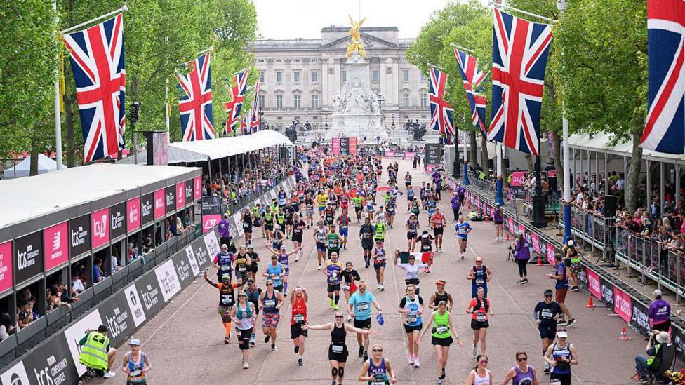 2025 London and Manchester Marathons take place - BBC Newsround