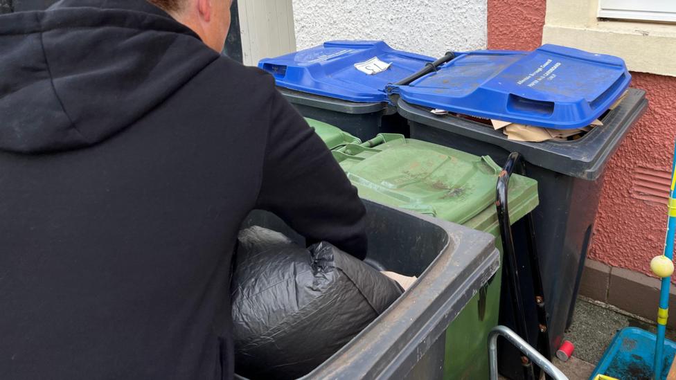 Carlisle households set for waste collection changes - BBC News
