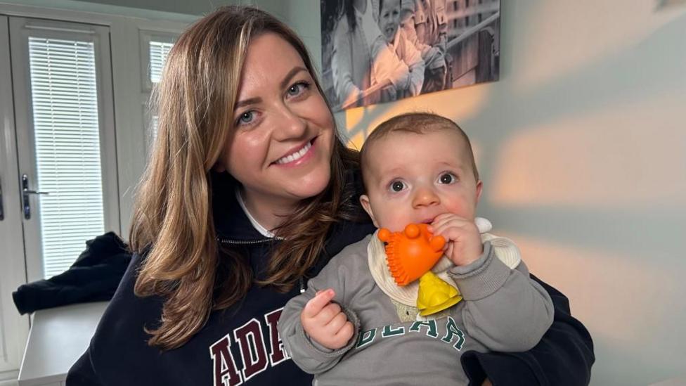 Bedfordshire mothers left 'uneasy' over future of homebirths - BBC News