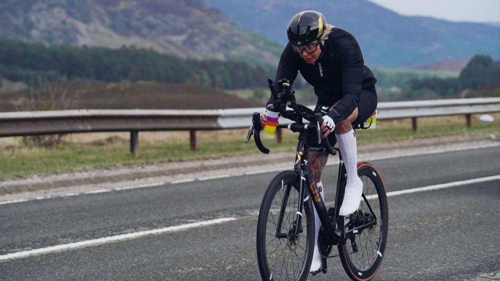 Woman breaks Land's End to John O'Groats and back record - BBC News