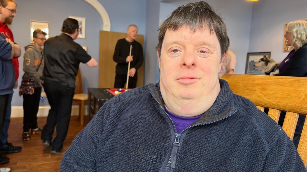 Steve Davis: Snooker legend surprises fans with visit in Bristol - BBC News