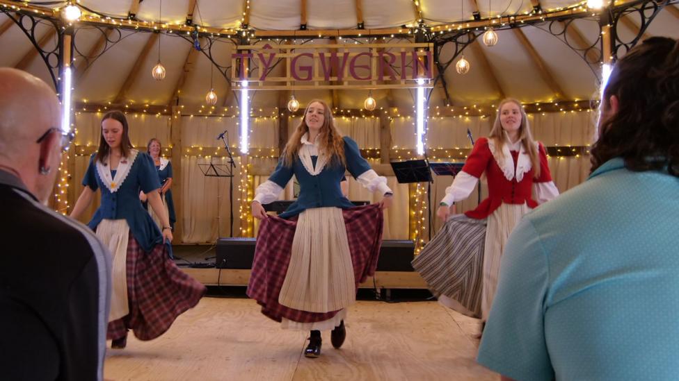 Lluniau: Dydd Llun yn Eisteddfod Genedlaethol Wrecsam 2025 - BBC Cymru Fyw