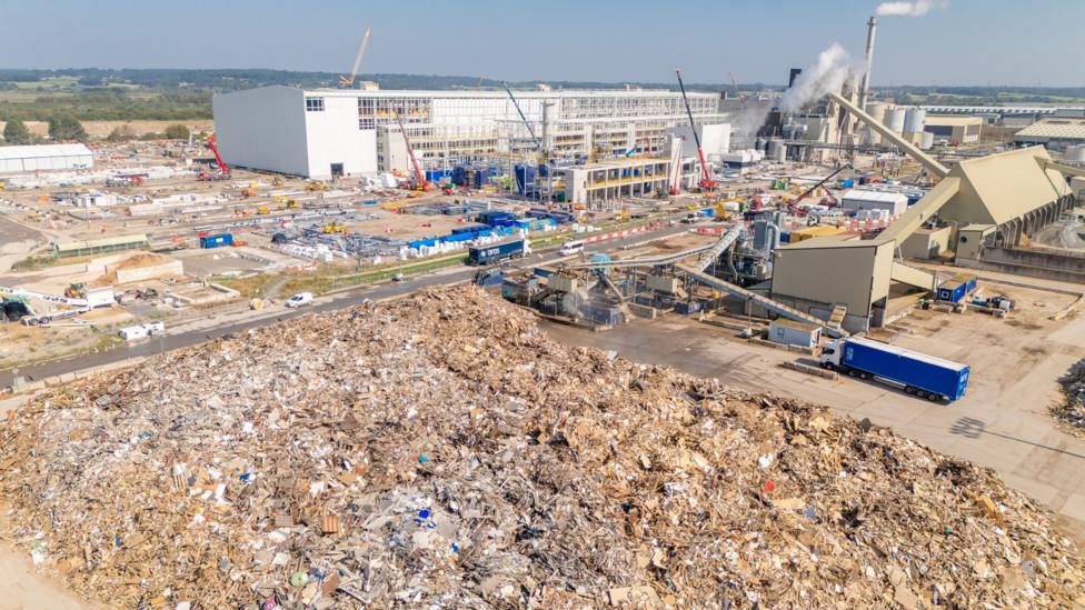 Recycling: Shotton paper and cardboard plant's £1bn investment - BBC News