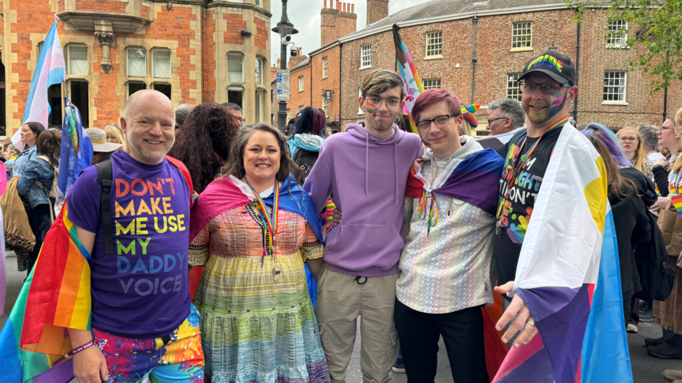 Thousands arrive in city to celebrate York Pride - BBC News