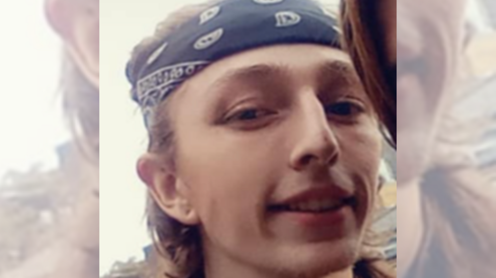Luton murder case police search for 25-year-old man - BBC News