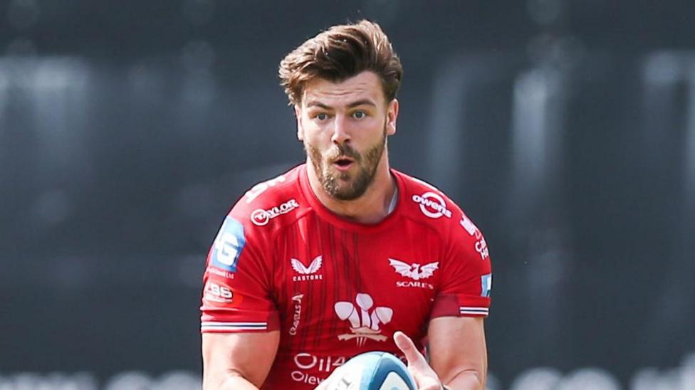 Johnny Williams: Wales centre signs new Scarlets deal - BBC Sport