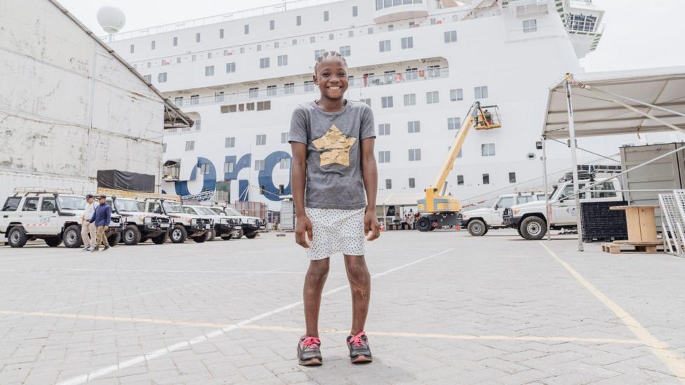 Oxford surgeon performs life changing operation on Mercy Ships - BBC News