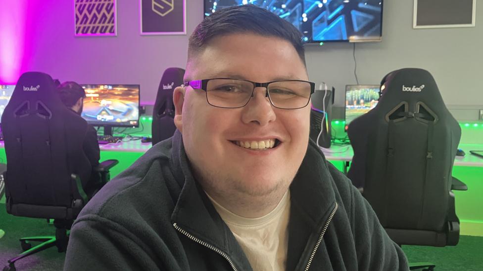 'I study esports at school - it's not just playing games' - BBC News